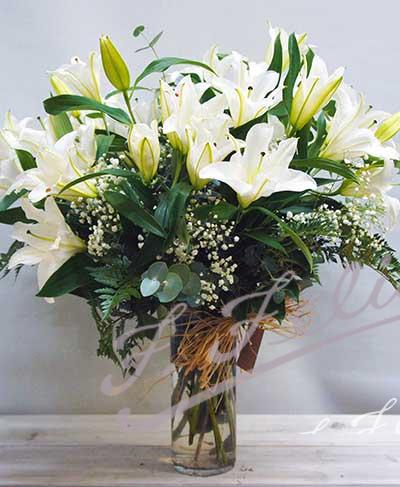 Búcaro de cristal con liliums - Floristería Feliu | Flores a domicilio ...