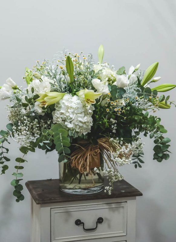 Búcaro con flores blancas - Floristería Feliu