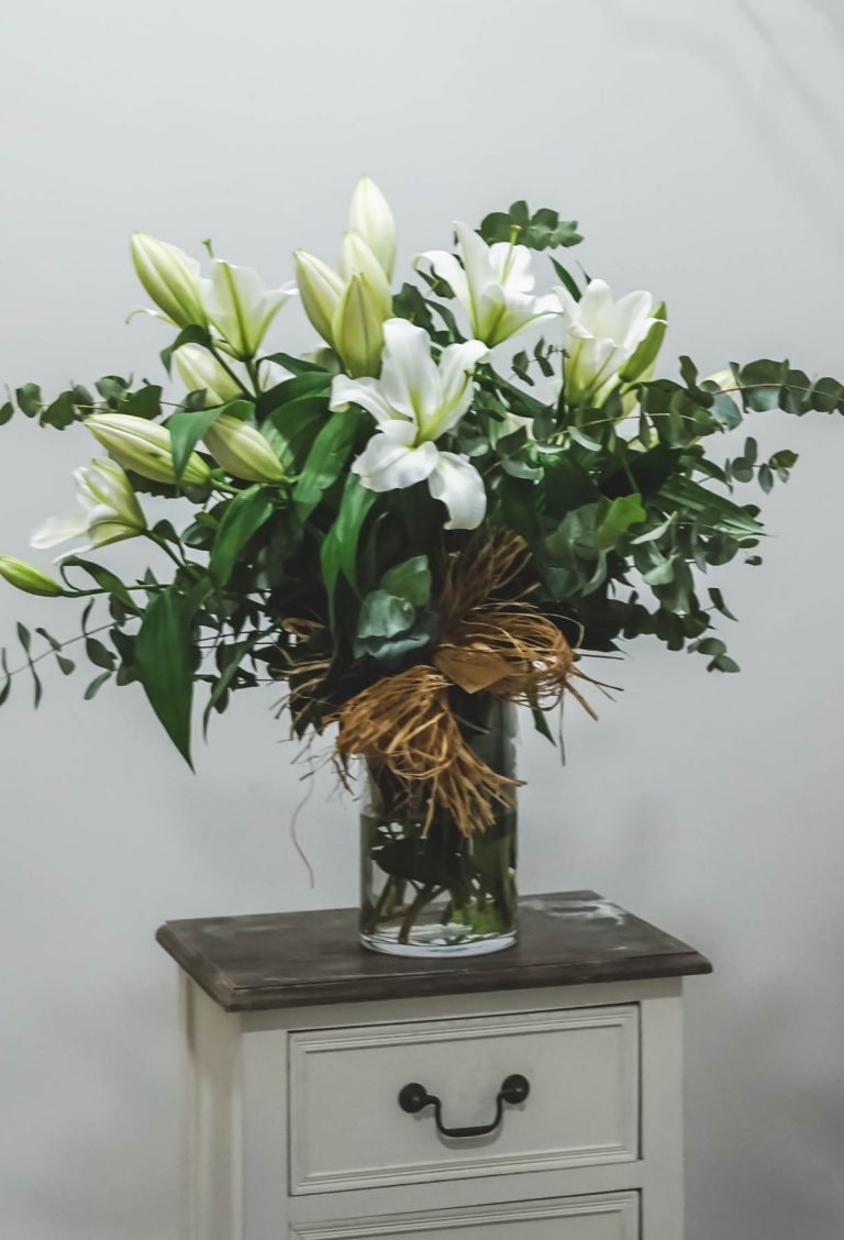 Búcaro liliums blancos - Floristería Feliu